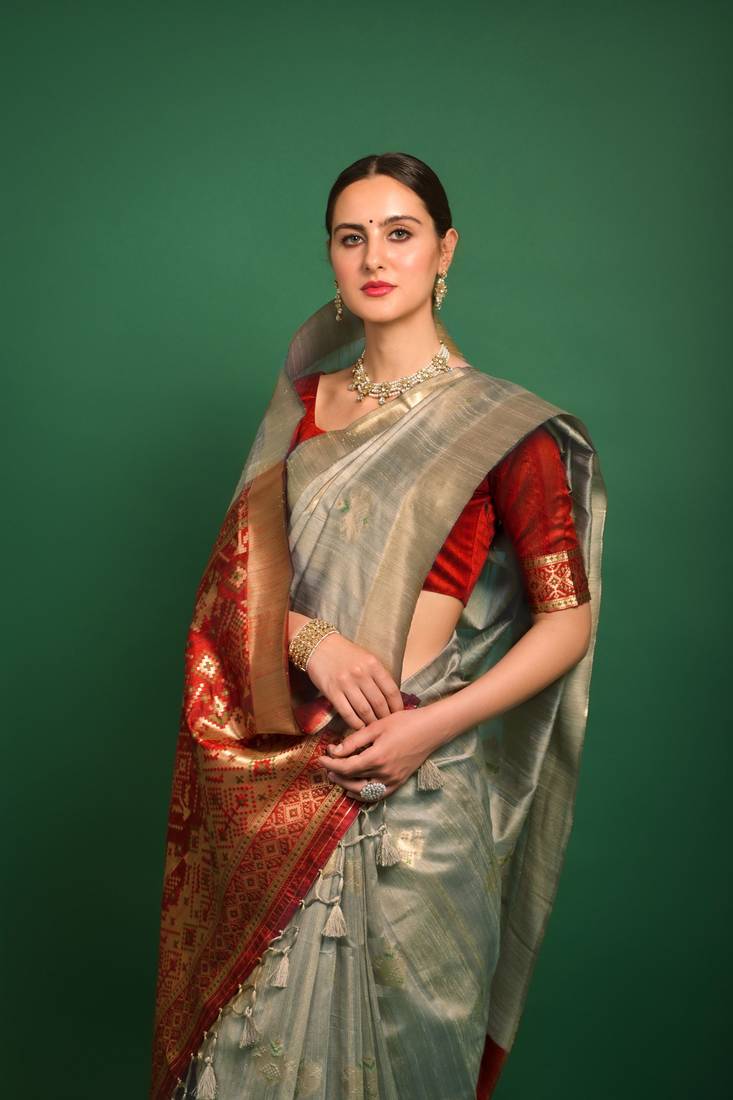 CREAM BEAUTIFUL SILK PATOLA TREANDY SAREE - Mr & Mrs Creation - 4168520