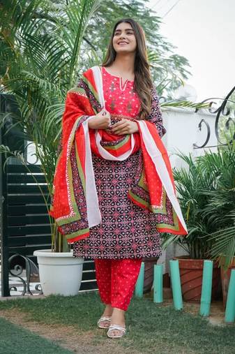Red Kurtis - Buy Designer, Plain Red Kurti & Kurta Online
