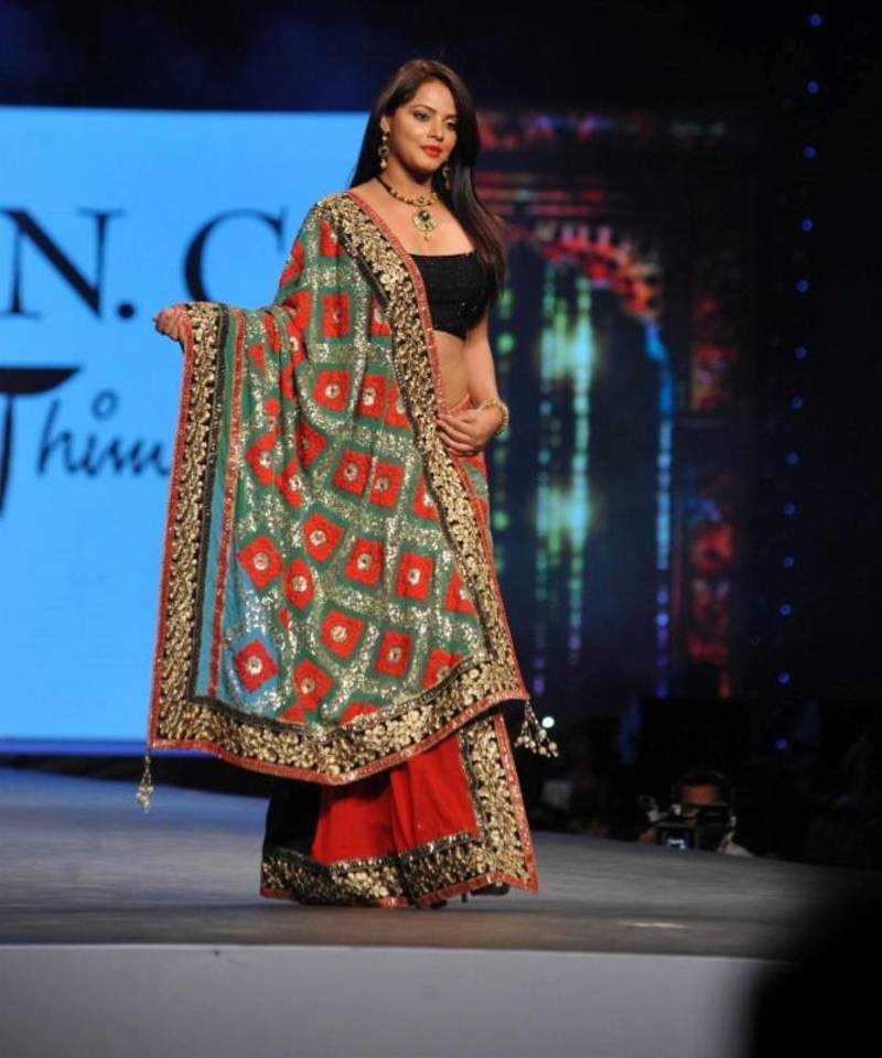 Neetu Chandra walked the ramp half half saree - Sareez House - 247150