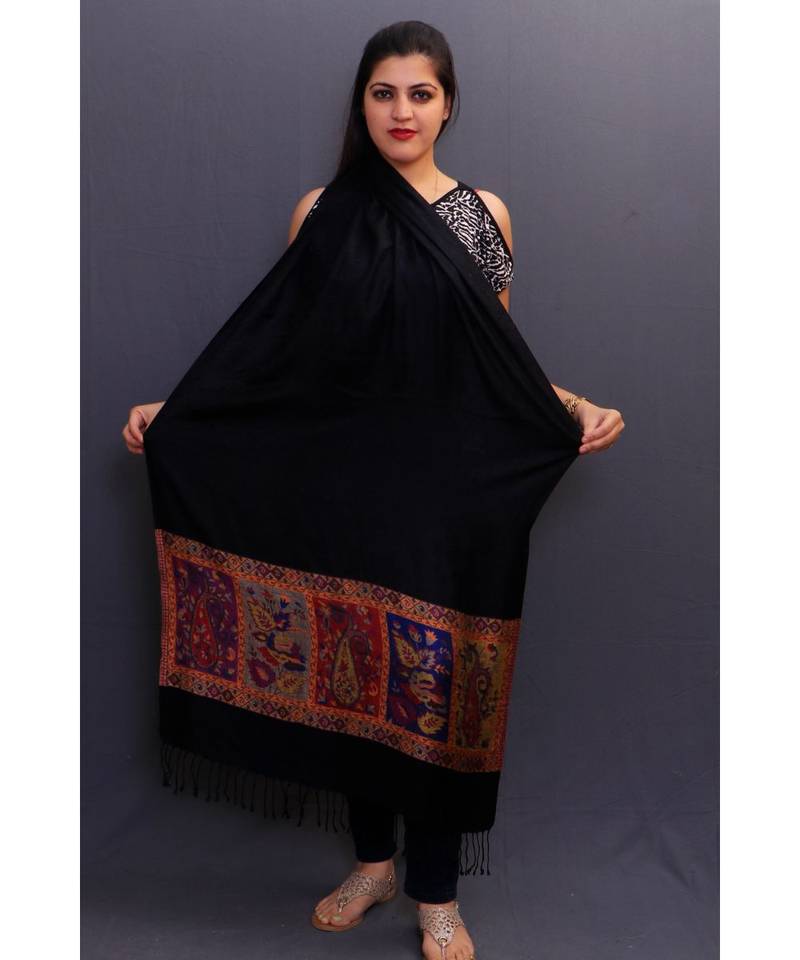Delicate Wrap Along With Charcoal Black Base And Highly Defined Broad ...